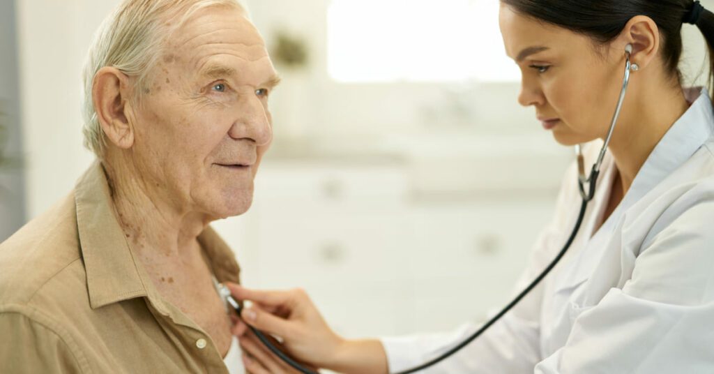 Quais as funções de um médico geriatra? - Cora Residencial